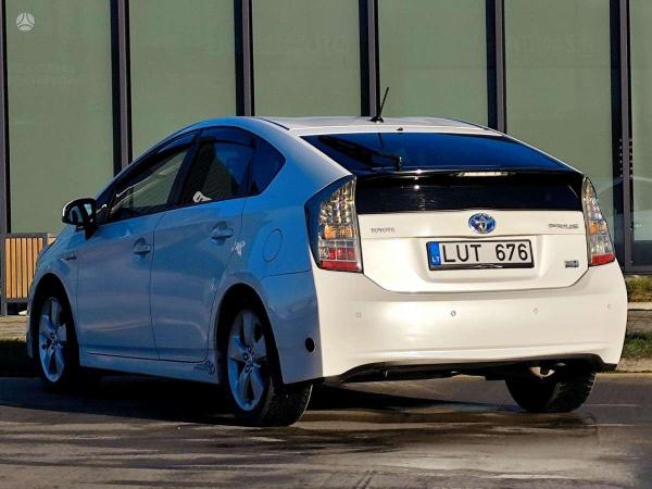 Balts Toyota Prius 2009 Šauļi, ar dzinēja tilpumu 1.80 L un nobraukumu 337 tūkst. km par 6800 €, foto 5 vietnē AUTOMOTO.COM.LV