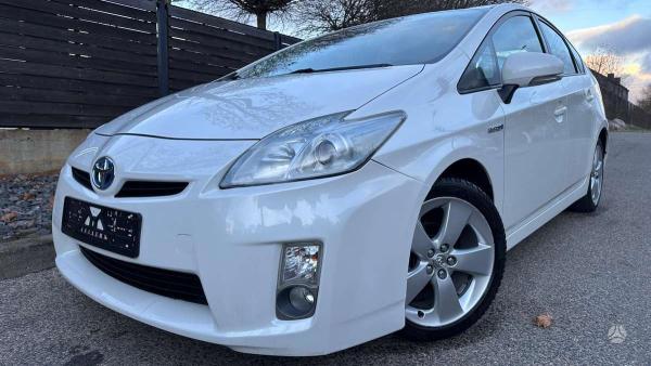 White Toyota Prius 2009 in Vilnius, with an engine capacity of 1.80 L and mileage of 173 thousand km for 6670 €, photo 1 on AUTOMOTO.COM.LV