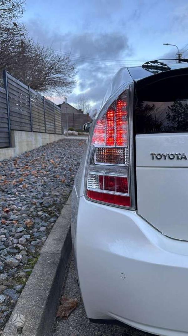 White Toyota Prius 2009 in Vilnius, with an engine capacity of 1.80 L and mileage of 173 thousand km for 6670 €, photo 8 on AUTOMOTO.COM.LV