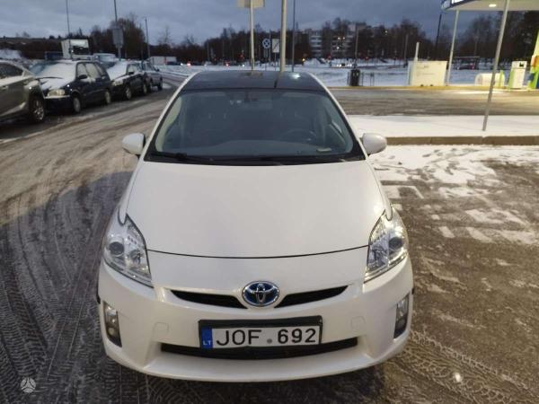 White Toyota Prius 2009 in Vilnius, with an engine capacity of 1.80 L and mileage of 266 thousand km for 6900 €, photo 3 on AUTOMOTO.COM.LV