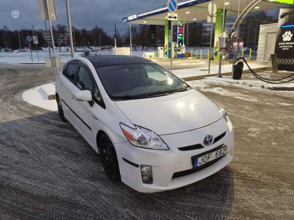 White Toyota Prius 2009 in Vilnius, with an engine capacity of 1.80 L and mileage of 266 thousand km for 6900 €, photo 4 on AUTOMOTO.COM.LV