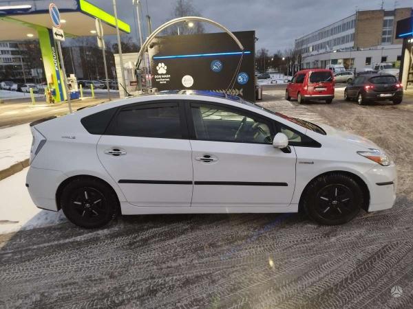 White Toyota Prius 2009 in Vilnius, with an engine capacity of 1.80 L and mileage of 266 thousand km for 6900 €, photo 5 on AUTOMOTO.COM.LV
