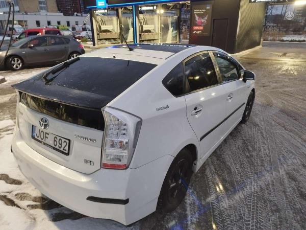 White Toyota Prius 2009 in Vilnius, with an engine capacity of 1.80 L and mileage of 266 thousand km for 6900 €, photo 6 on AUTOMOTO.COM.LV