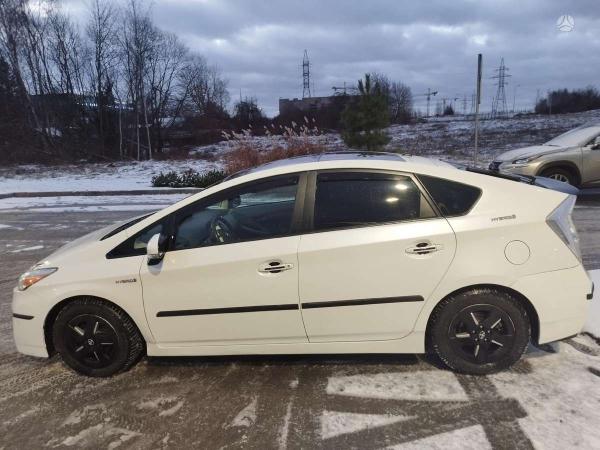 White Toyota Prius 2009 in Vilnius, with an engine capacity of 1.80 L and mileage of 266 thousand km for 6900 €, photo 8 on AUTOMOTO.COM.LV