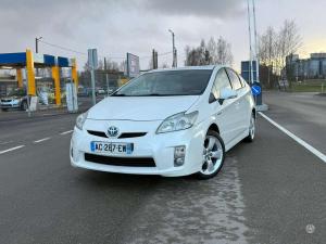 White Toyota Prius 2009 in Panevezys, with an engine capacity of 1.80 L and mileage of 298 thousand km for 5990 €, photo 3 on AUTOMOTO.COM.LV