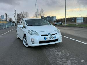 White Toyota Prius 2009 in Panevezys, with an engine capacity of 1.80 L and mileage of 298 thousand km for 5990 €, photo 4 on AUTOMOTO.COM.LV