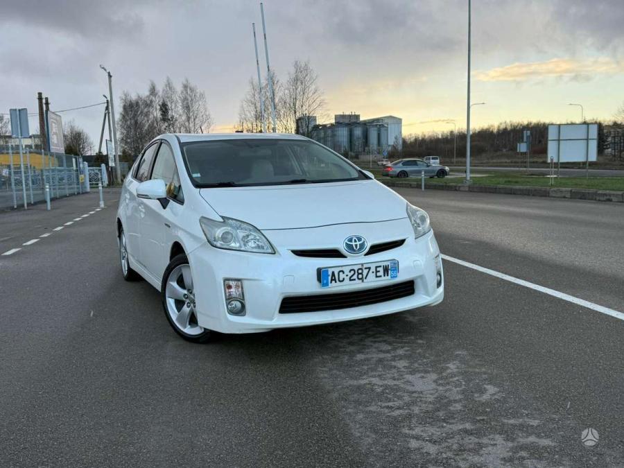 White Toyota Prius 2009 in Panevezys, with an engine capacity of 1.80 L and mileage of 298 thousand km for 5990 €, photo 4 on AUTOMOTO.COM.LV