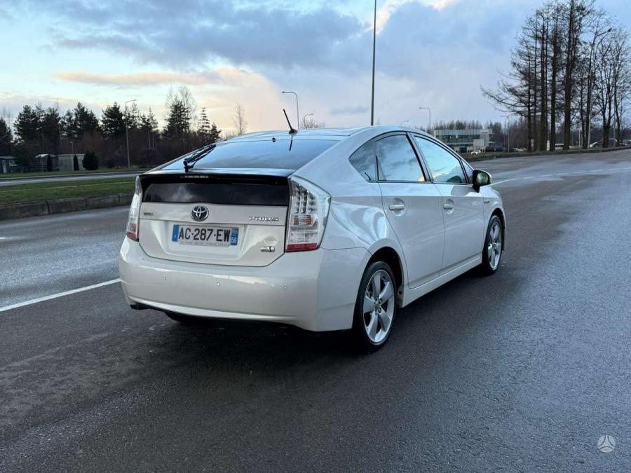 White Toyota Prius 2009 in Panevezys, with an engine capacity of 1.80 L and mileage of 298 thousand km for 5990 €, photo 7 on AUTOMOTO.COM.LV