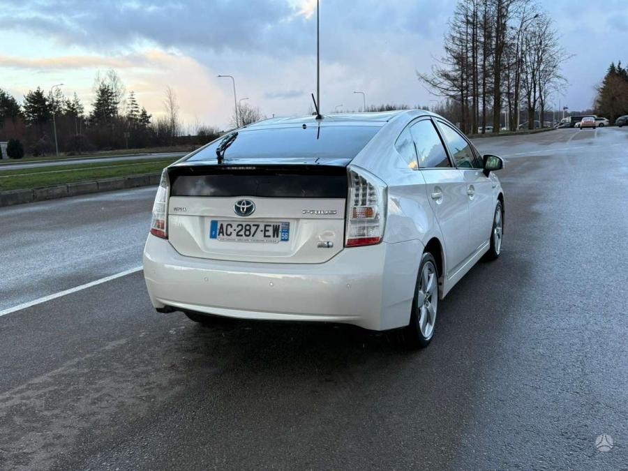 White Toyota Prius 2009 in Panevezys, with an engine capacity of 1.80 L and mileage of 298 thousand km for 5990 €, photo 9 on AUTOMOTO.COM.LV