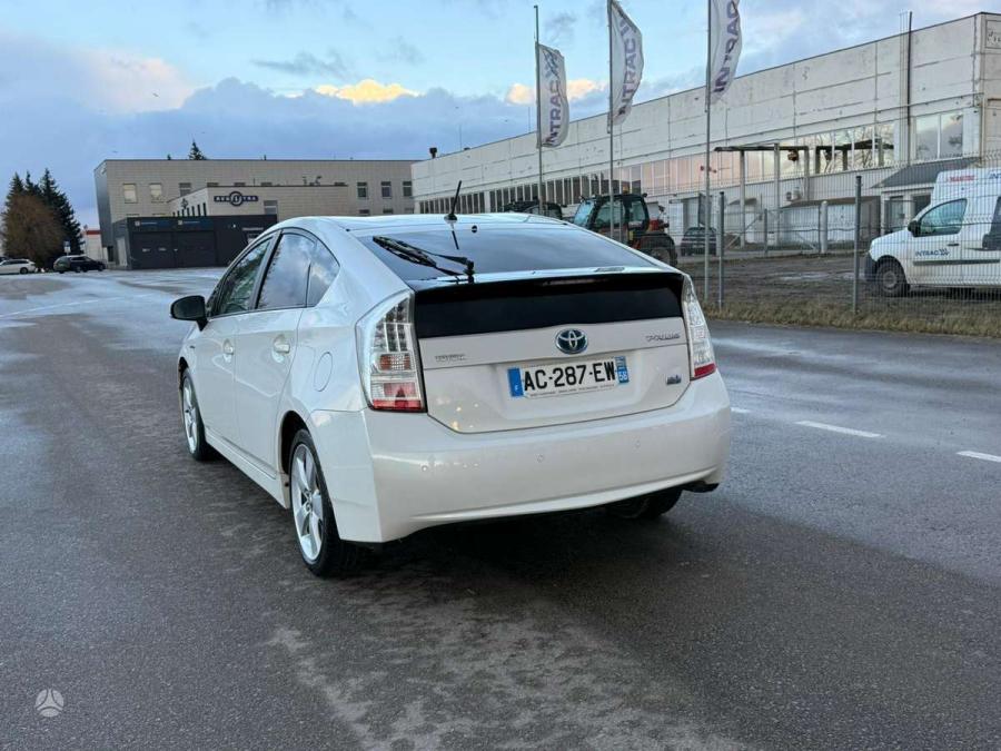 White Toyota Prius 2009 in Panevezys, with an engine capacity of 1.80 L and mileage of 298 thousand km for 5990 €, photo 10 on AUTOMOTO.COM.LV
