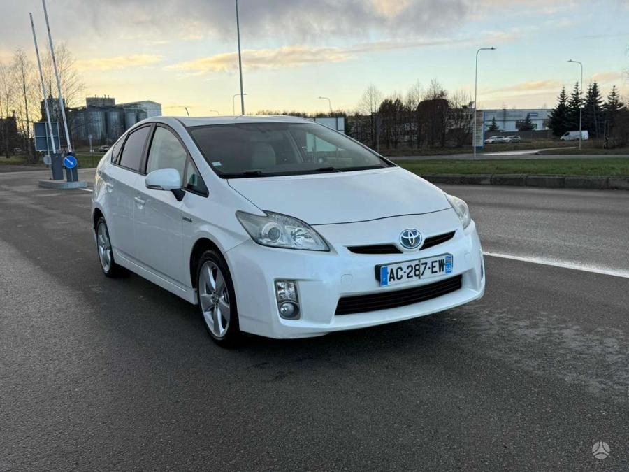 White Toyota Prius 2009 in Panevezys, with an engine capacity of 1.80 L and mileage of 298 thousand km for 5990 €, photo 12 on AUTOMOTO.COM.LV