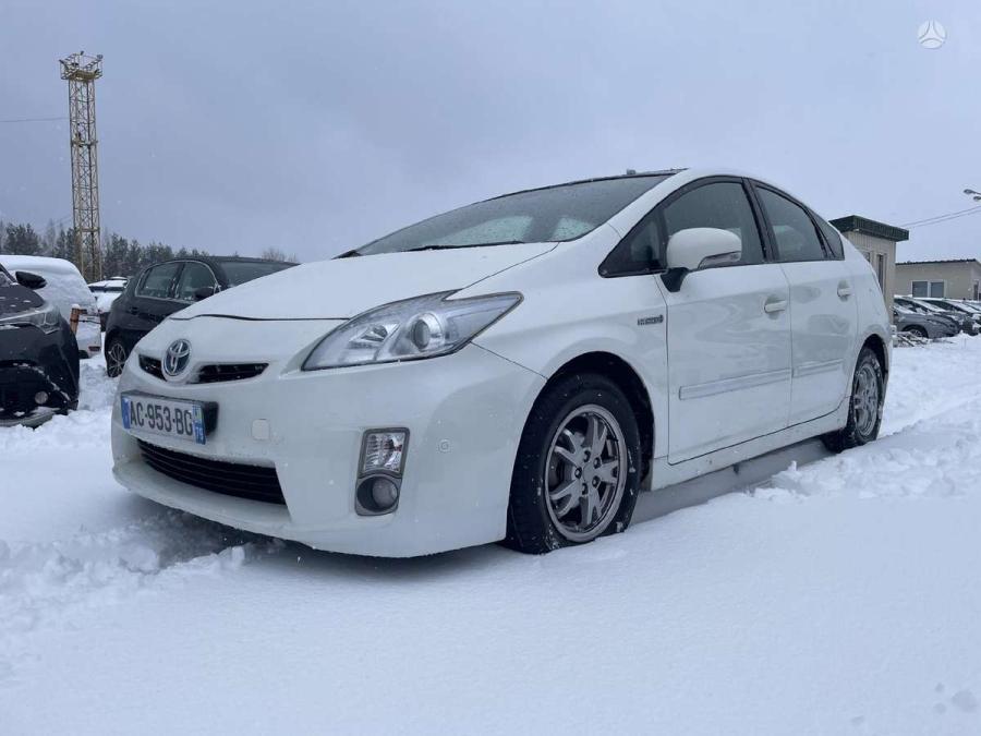 White Toyota Prius 2009 in Vilnius, with an engine capacity of 1.80 L and mileage of 208 thousand km for 5490 €, photo 1 on AUTOMOTO.COM.LV