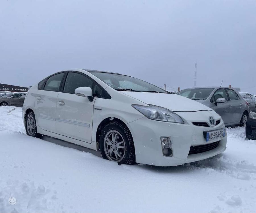White Toyota Prius 2009 in Vilnius, with an engine capacity of 1.80 L and mileage of 208 thousand km for 5490 €, photo 2 on AUTOMOTO.COM.LV