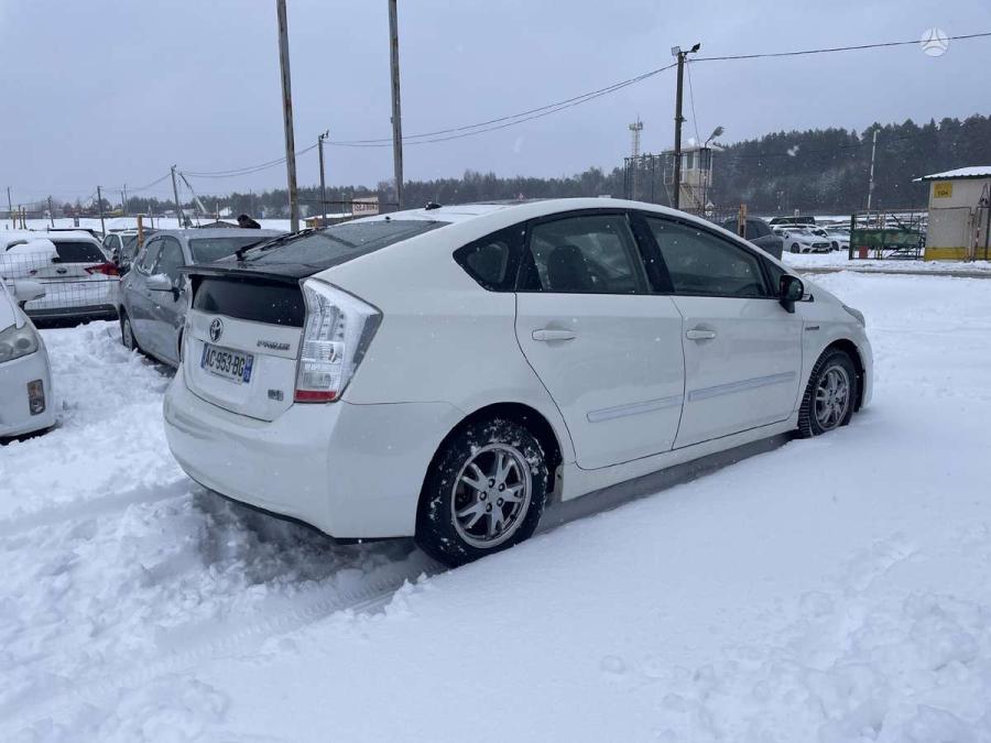 White Toyota Prius 2009 in Vilnius, with an engine capacity of 1.80 L and mileage of 208 thousand km for 5490 €, photo 3 on AUTOMOTO.COM.LV