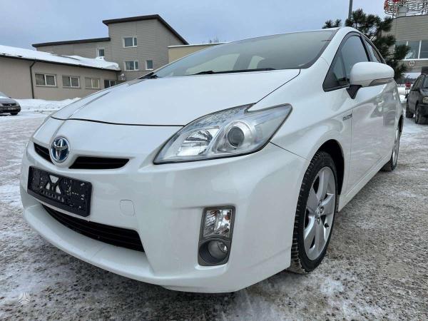 White Toyota Prius 2009 in Vilnius, with an engine capacity of 1.80 L and mileage of 173 thousand km for 6550 €, photo 3 on AUTOMOTO.COM.LV