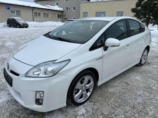 White Toyota Prius 2009 in Vilnius, with an engine capacity of 1.80 L and mileage of 173 thousand km for 6550 €, photo 4 on AUTOMOTO.COM.LV