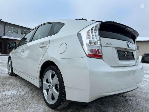 White Toyota Prius 2009 in Vilnius, with an engine capacity of 1.80 L and mileage of 173 thousand km for 6550 €, photo 5 on AUTOMOTO.COM.LV