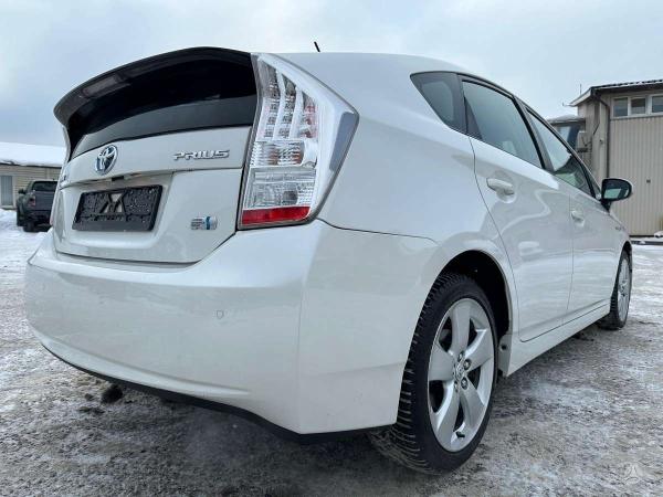 White Toyota Prius 2009 in Vilnius, with an engine capacity of 1.80 L and mileage of 173 thousand km for 6550 €, photo 10 on AUTOMOTO.COM.LV