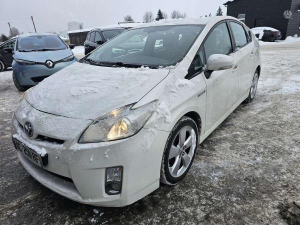 White Toyota Prius 2009 in Taurage, with an engine capacity of 1.80 L and mileage of 250 thousand km for 4900 €, photo 1 on AUTOMOTO.COM.LV