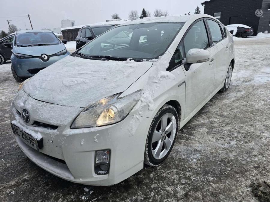 White Toyota Prius 2009 in Taurage, with an engine capacity of 1.80 L and mileage of 250 thousand km for 4900 €, photo 1 on AUTOMOTO.COM.LV
