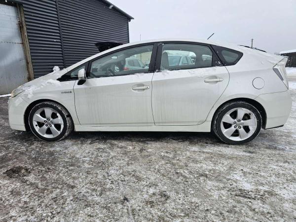 White Toyota Prius 2009 in Taurage, with an engine capacity of 1.80 L and mileage of 250 thousand km for 4900 €, photo 2 on AUTOMOTO.COM.LV