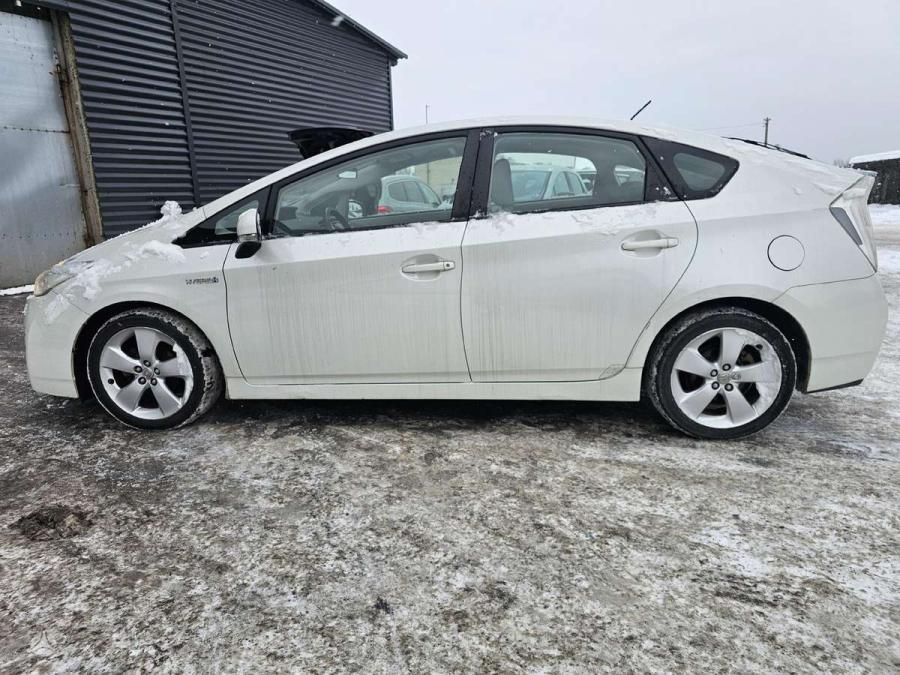 White Toyota Prius 2009 in Taurage, with an engine capacity of 1.80 L and mileage of 250 thousand km for 4900 €, photo 2 on AUTOMOTO.COM.LV