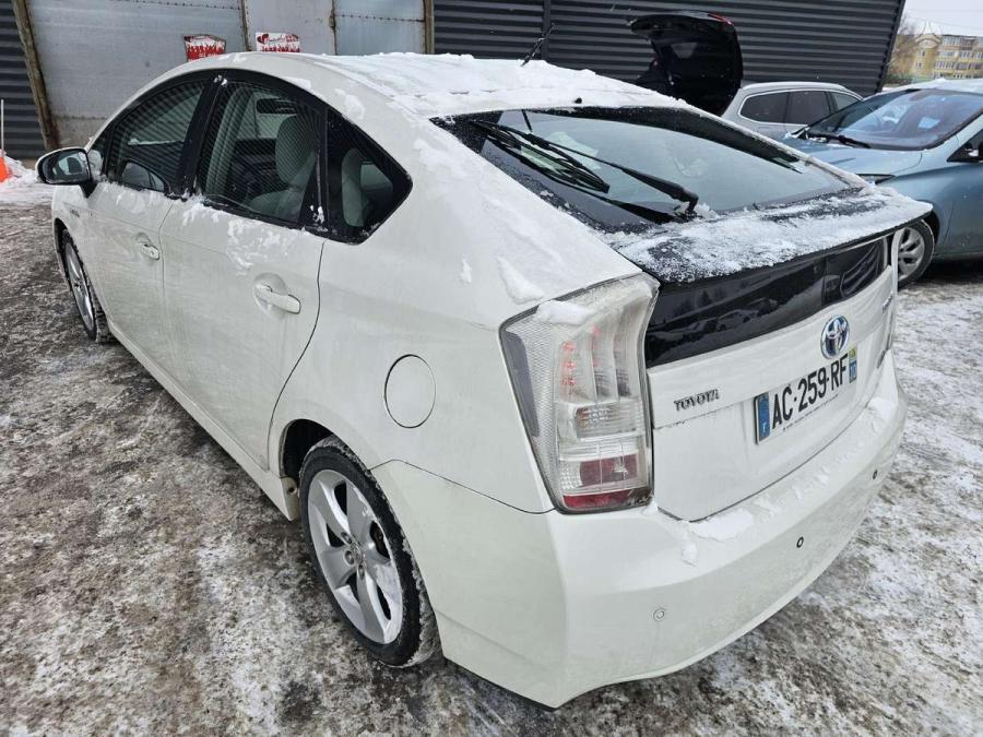 White Toyota Prius 2009 in Taurage, with an engine capacity of 1.80 L and mileage of 250 thousand km for 4900 €, photo 3 on AUTOMOTO.COM.LV