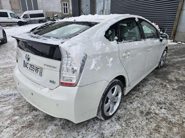 White Toyota Prius 2009 in Taurage, with an engine capacity of 1.80 L and mileage of 250 thousand km for 4900 €, photo 4 on AUTOMOTO.COM.LV