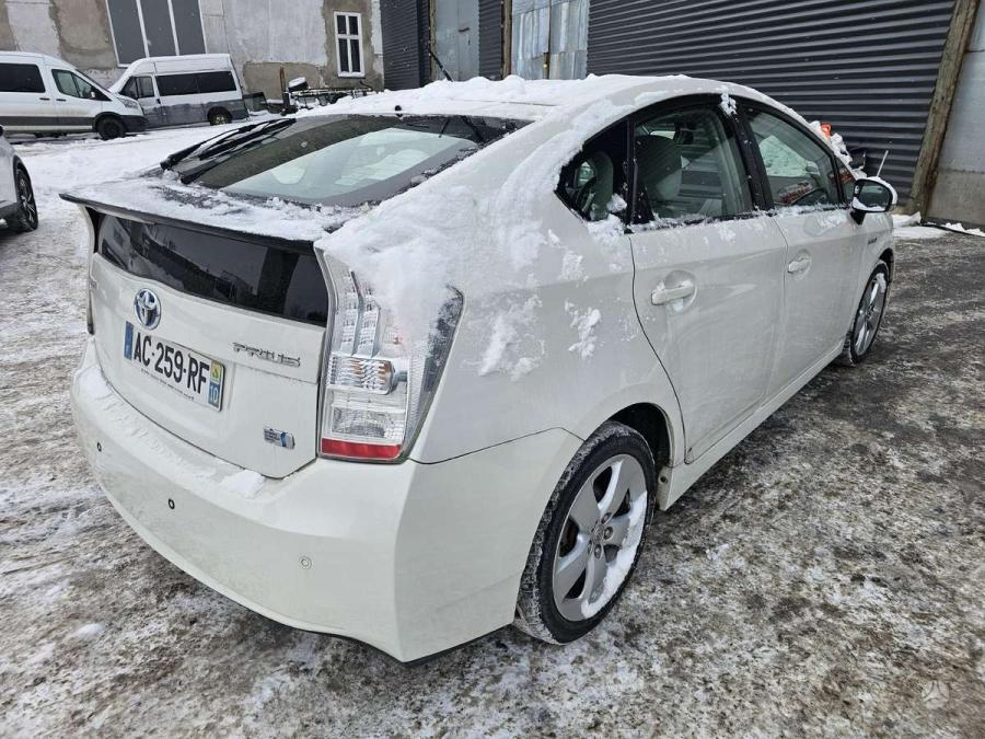 White Toyota Prius 2009 in Taurage, with an engine capacity of 1.80 L and mileage of 250 thousand km for 4900 €, photo 4 on AUTOMOTO.COM.LV