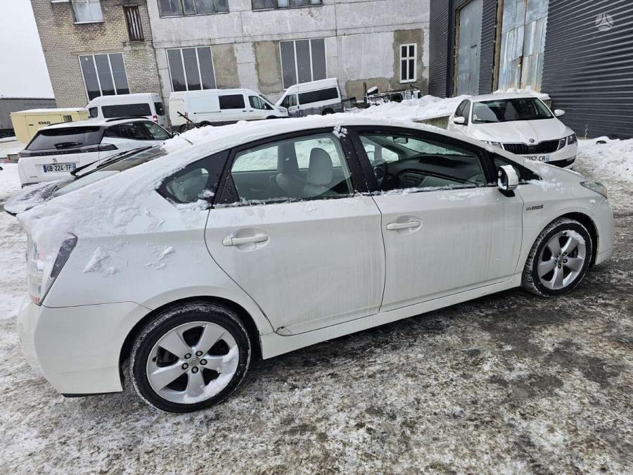 White Toyota Prius 2009 in Taurage, with an engine capacity of 1.80 L and mileage of 250 thousand km for 4900 €, photo 7 on AUTOMOTO.COM.LV