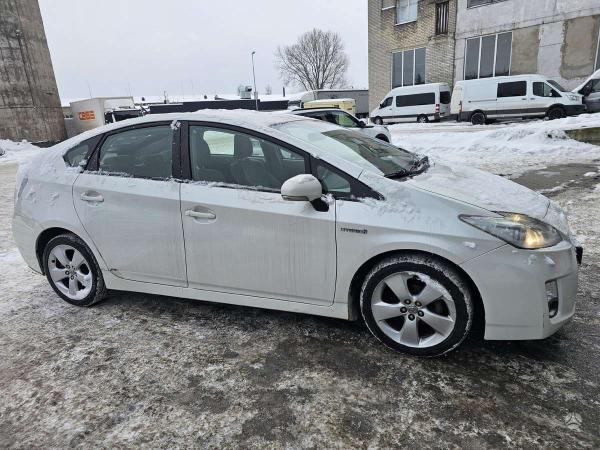 White Toyota Prius 2009 in Taurage, with an engine capacity of 1.80 L and mileage of 250 thousand km for 4900 €, photo 8 on AUTOMOTO.COM.LV