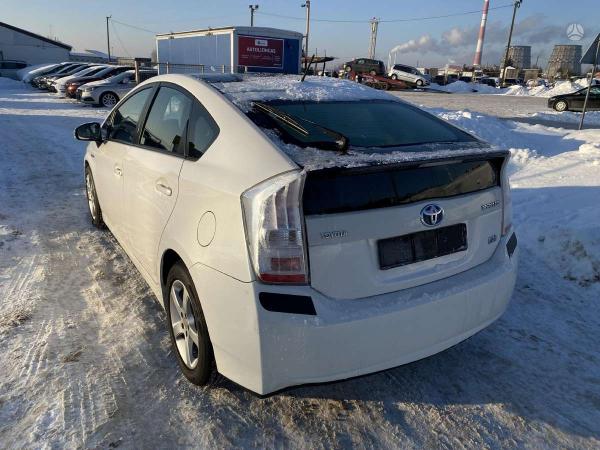 White Toyota Prius 2009 in Vilnius, with an engine capacity of 1.80 L and mileage of 328 thousand km for 5700 €, photo 4 on AUTOMOTO.COM.LV
