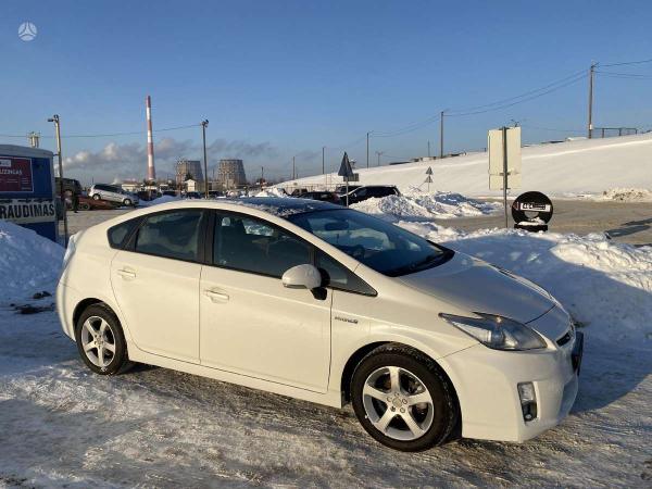White Toyota Prius 2009 in Vilnius, with an engine capacity of 1.80 L and mileage of 328 thousand km for 5700 €, photo 6 on AUTOMOTO.COM.LV