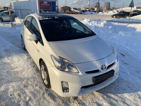 White Toyota Prius 2009 in Vilnius, with an engine capacity of 1.80 L and mileage of 328 thousand km for 5700 €, photo 8 on AUTOMOTO.COM.LV