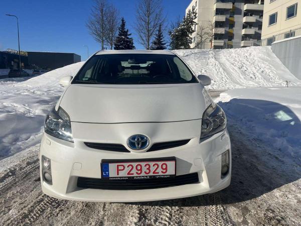 White Toyota Prius 2009 in Vilnius, with an engine capacity of 1.80 L and mileage of 230 thousand km for 6200 €, photo 2 on AUTOMOTO.COM.LV