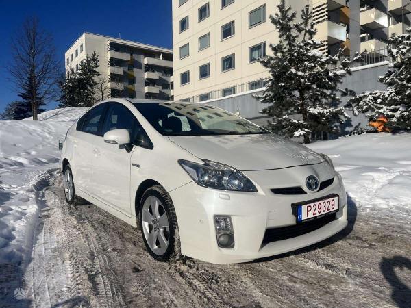 White Toyota Prius 2009 in Vilnius, with an engine capacity of 1.80 L and mileage of 230 thousand km for 6200 €, photo 3 on AUTOMOTO.COM.LV