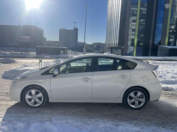 White Toyota Prius 2009 in Vilnius, with an engine capacity of 1.80 L and mileage of 230 thousand km for 6200 €, photo 8 on AUTOMOTO.COM.LV