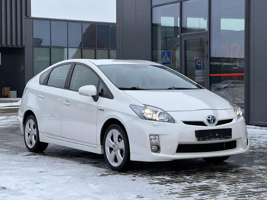 White Toyota Prius 2009 in Siauliai, with an engine capacity of 1.80 L and mileage of 285 thousand km for 6700 €, photo 1 on AUTOMOTO.COM.LV
