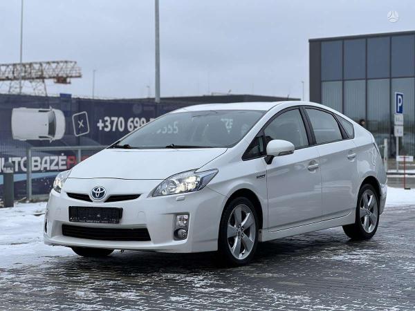 White Toyota Prius 2009 in Siauliai, with an engine capacity of 1.80 L and mileage of 285 thousand km for 6700 €, photo 2 on AUTOMOTO.COM.LV