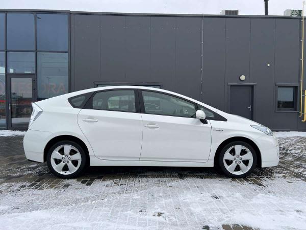 White Toyota Prius 2009 in Siauliai, with an engine capacity of 1.80 L and mileage of 285 thousand km for 6700 €, photo 4 on AUTOMOTO.COM.LV