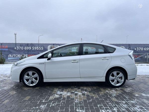 White Toyota Prius 2009 in Siauliai, with an engine capacity of 1.80 L and mileage of 285 thousand km for 6700 €, photo 5 on AUTOMOTO.COM.LV