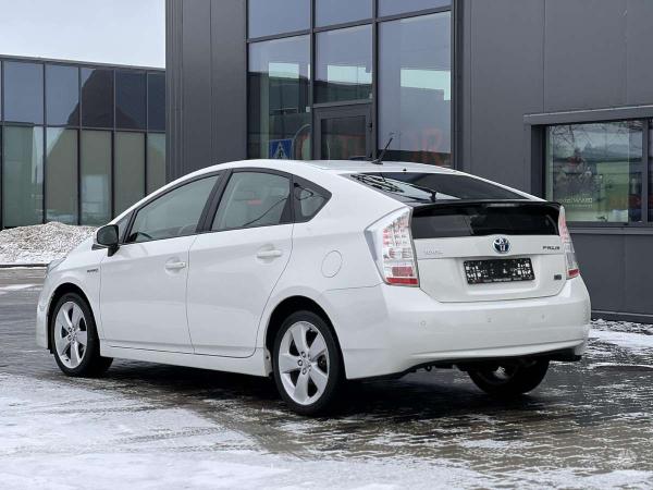 White Toyota Prius 2009 in Siauliai, with an engine capacity of 1.80 L and mileage of 285 thousand km for 6700 €, photo 7 on AUTOMOTO.COM.LV