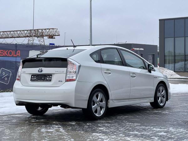 White Toyota Prius 2009 in Siauliai, with an engine capacity of 1.80 L and mileage of 285 thousand km for 6700 €, photo 8 on AUTOMOTO.COM.LV