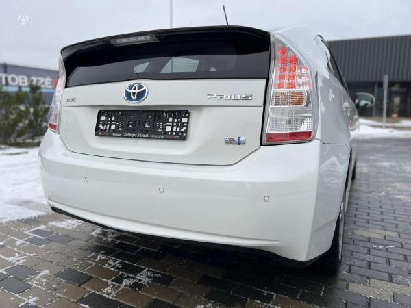 White Toyota Prius 2009 in Siauliai, with an engine capacity of 1.80 L and mileage of 285 thousand km for 6700 €, photo 9 on AUTOMOTO.COM.LV