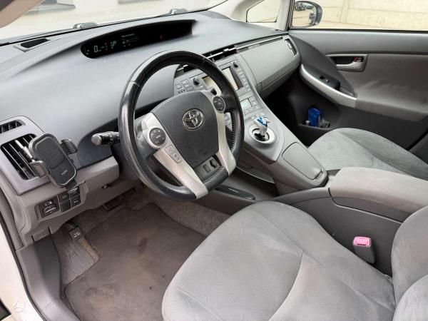 White Toyota Prius 2009 in Kaunas, with an engine capacity of 1.80 L and mileage of 181 thousand km for 6200 €, photo 3 on AUTOMOTO.COM.LV