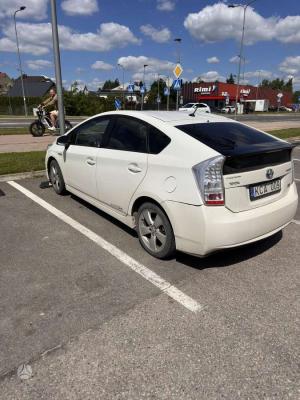 Balts Toyota Prius 2009 Viļņa, ar dzinēja tilpumu 1.80 L un nobraukumu 212 tūkst. km par 4700 €, foto  vietnē AUTOMOTO.COM.LV