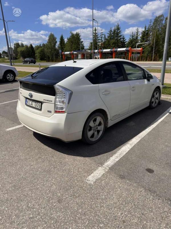 White Toyota Prius 2009 in Vilnius, with an engine capacity of 1.80 L and mileage of 212 thousand km for 4700 €, photo 2 on AUTOMOTO.COM.LV