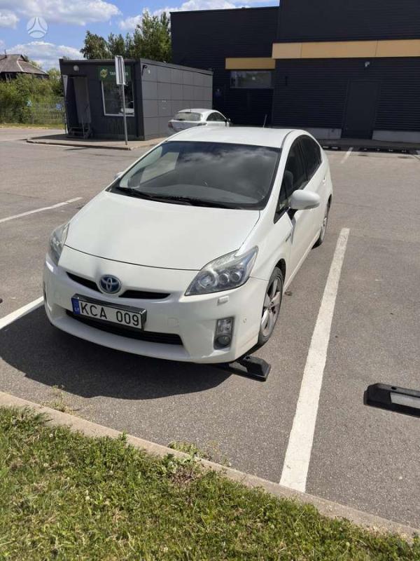 White Toyota Prius 2009 in Vilnius, with an engine capacity of 1.80 L and mileage of 212 thousand km for 4700 €, photo 5 on AUTOMOTO.COM.LV