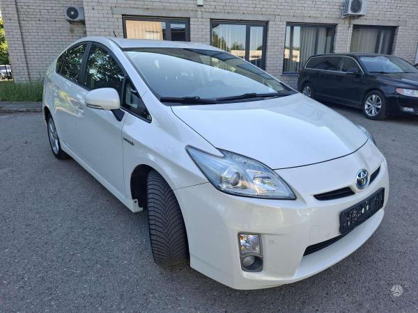 White Toyota Prius 2009 in Prienai, with an engine capacity of 1.80 L and mileage of 251 thousand km for 5950 €, photo 2 on AUTOMOTO.COM.LV