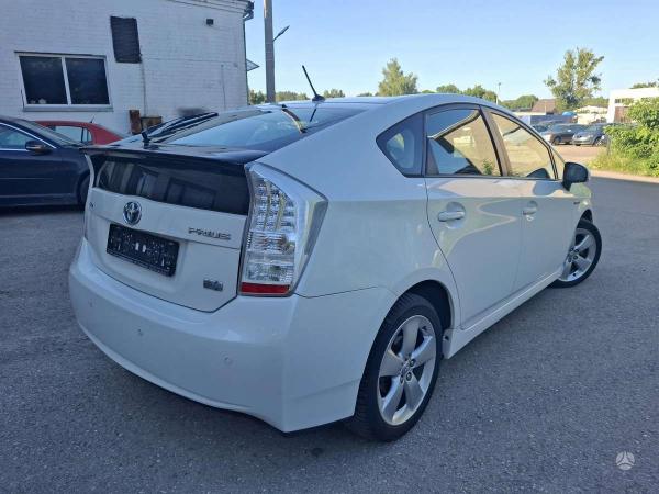 White Toyota Prius 2009 in Prienai, with an engine capacity of 1.80 L and mileage of 251 thousand km for 5950 €, photo 4 on AUTOMOTO.COM.LV